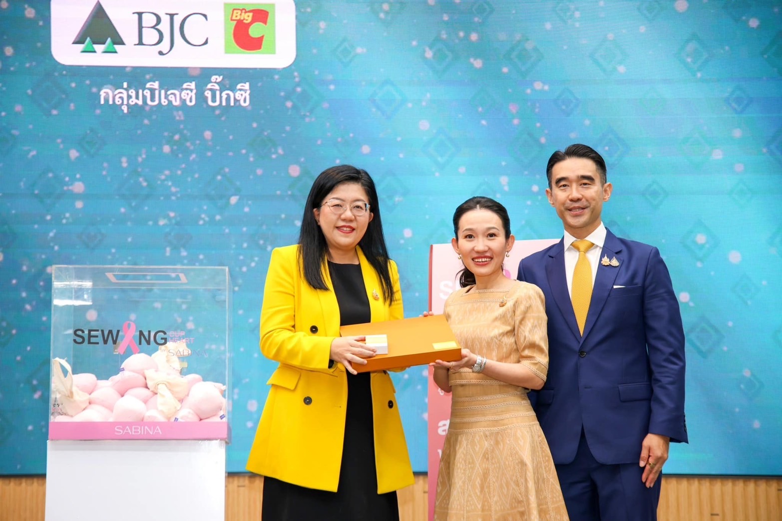 SABINA ผนึกกลุ่มบีเจซี บิ๊กซี จัดกิจกรรมเย็บเต้าจากใจสู้ภัยมะเร็ง | Share2Trade